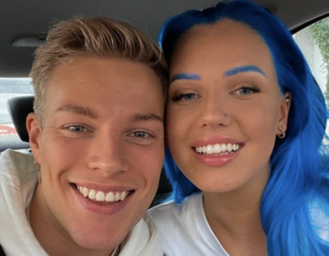 Sometähti Mikael Renwall ja artisti Tuuli suomineitoina mekot päällä ...